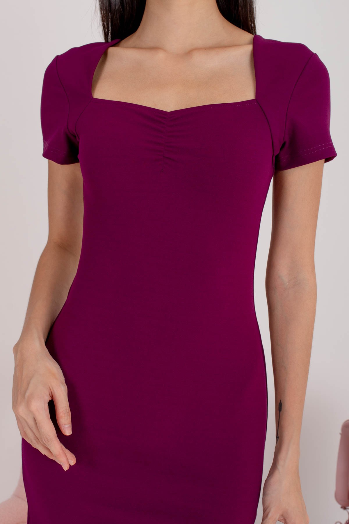 Qinsley Queen Anne Sleek Dress in Plum